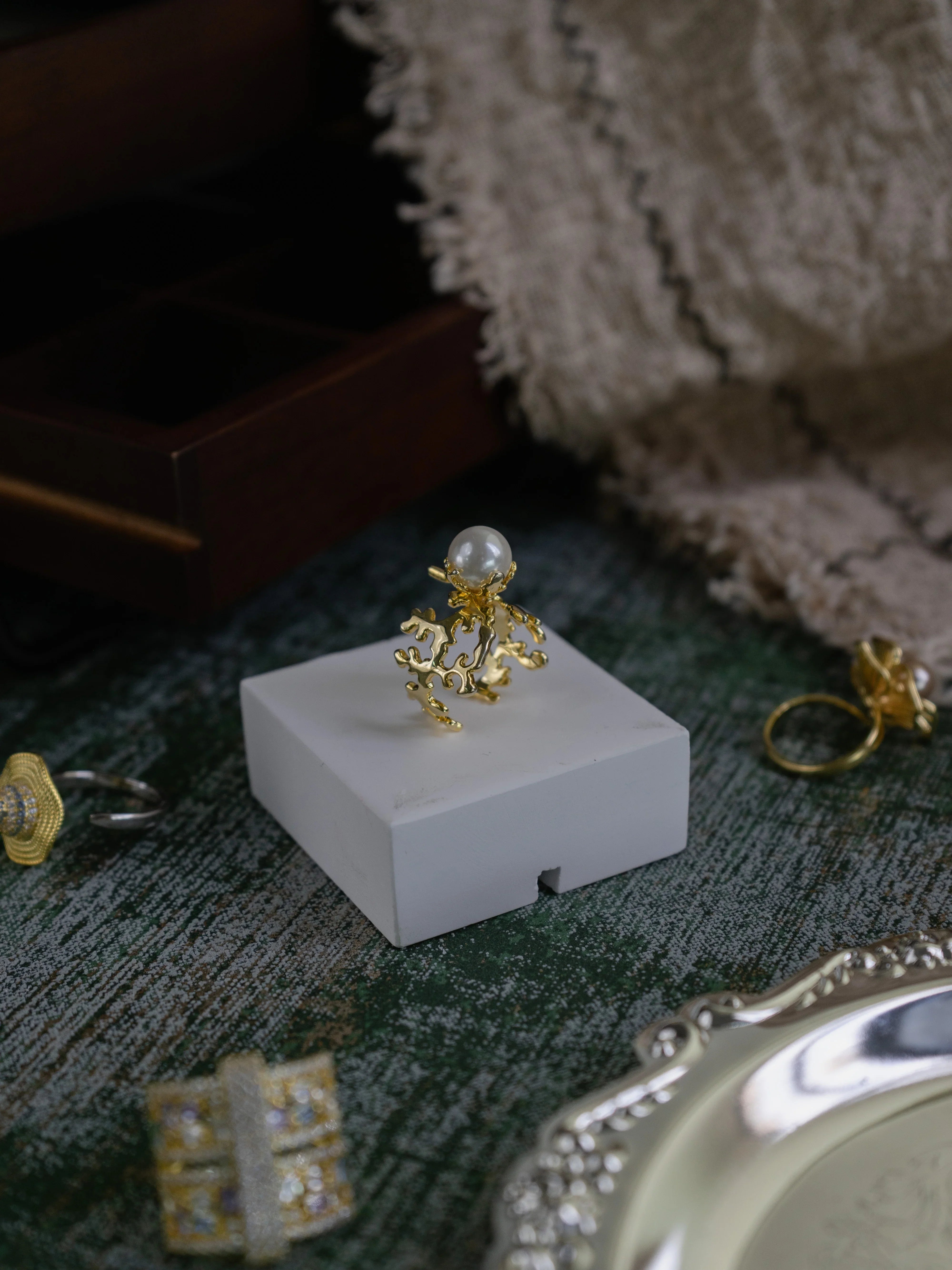 Meaningful Jewelry in 2026: Sculptural Minimalism, Warm Gold, Mixed ...
